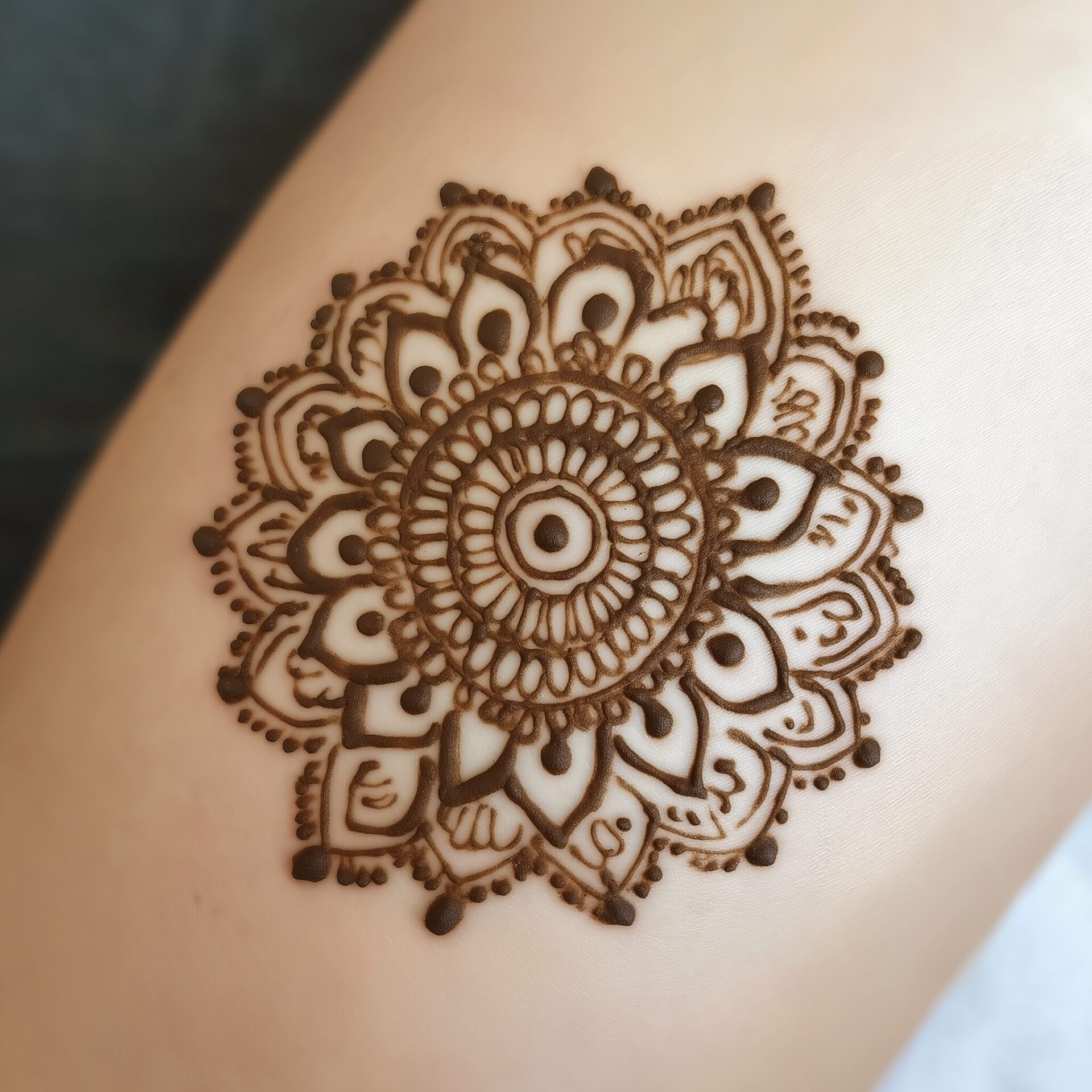 Back hand round Mehndi design by Itzcoatl Nuka on Mehndi World