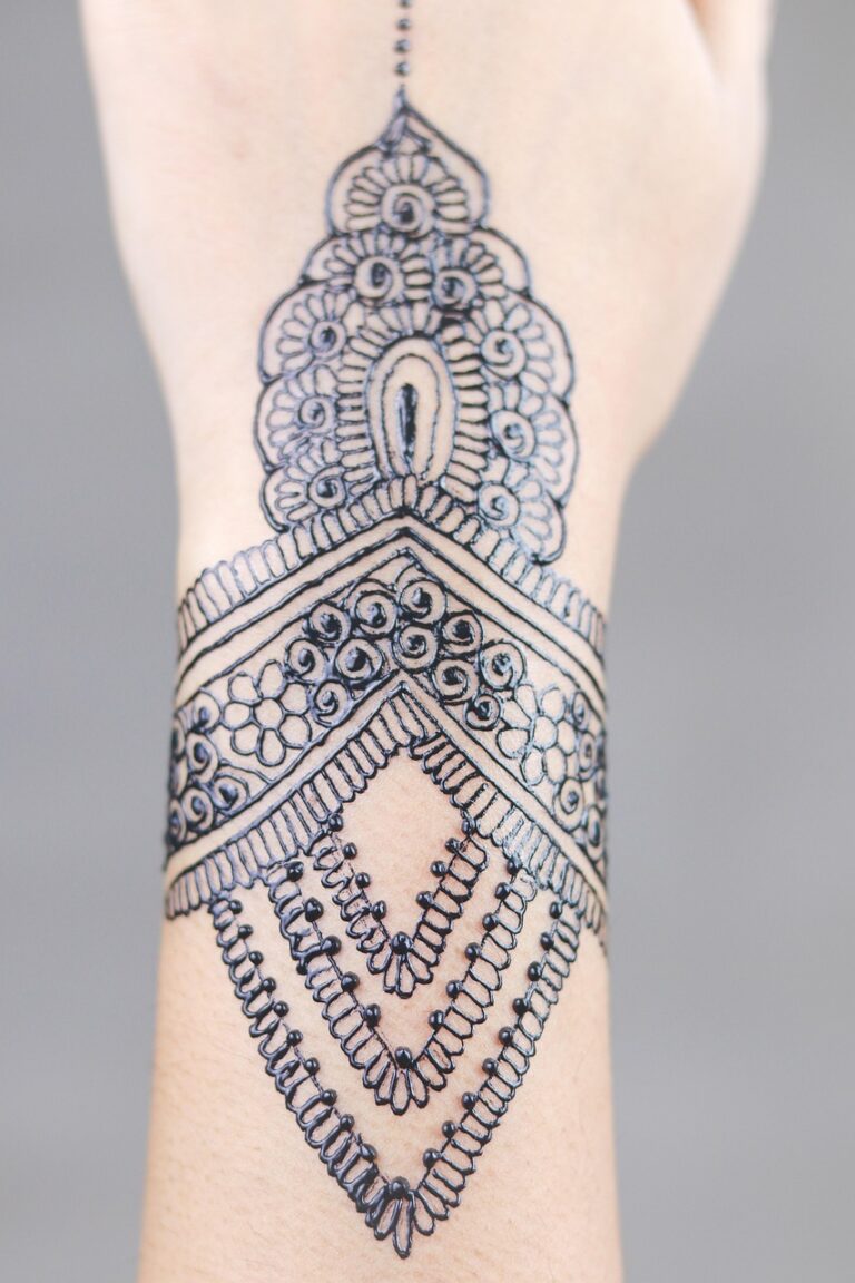Pakistani Mehndi design back hand by Karnesh Sharma on Mehndi World